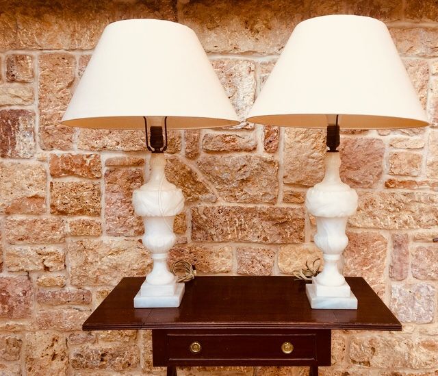 ΔΥΟ ΕΠΙΤΡΑΠΕΖΙΑ ΦΩΤΙΣΤΙΚΑ ΜΑΡΜΑΡΙΝΑ ΣΚΑΛΙΣΜΕΝΑ ΣΤΟ ΧΕΡΙ, ΣΕ ΑΡΙΣΤΗ ...