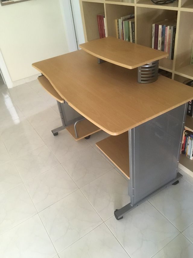 ΓΡΑΦΕΙΟ Η/Υ, αποσυναρμολογημενο, εχει ξεφλουδισει λιγο το σοκορο, σε ...