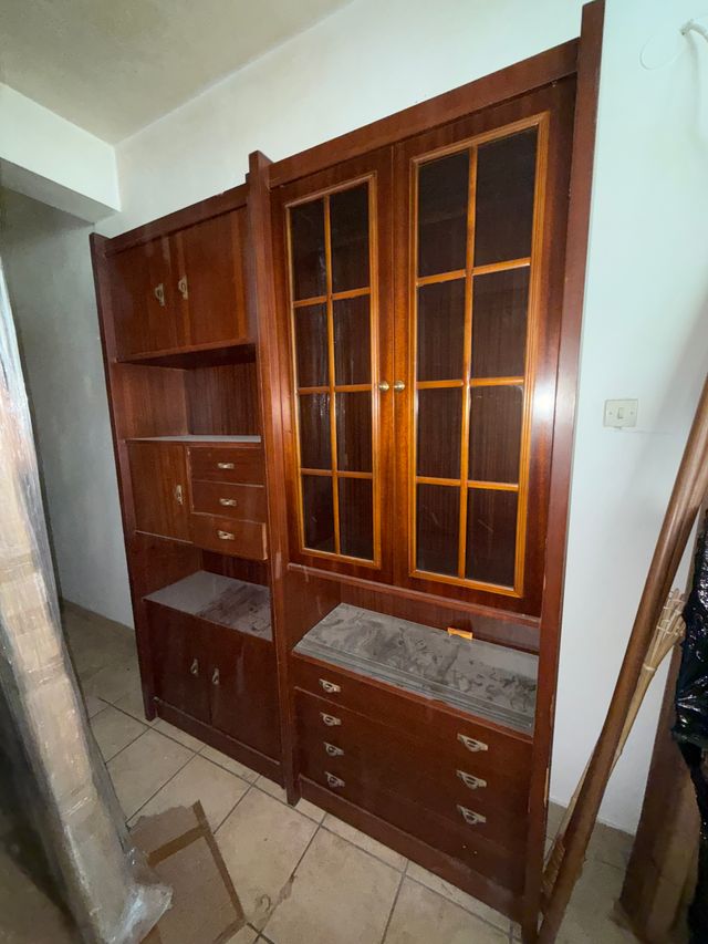 ΜΠΟΥΦΕΣ Ξύλινη με τζάμια, τιμή 50€