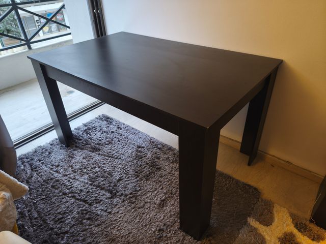 ΠΩΛΕΊΤΑΙ Τραπεζαρία και τέσσερις καρέκλες (κάθισμα δέρμα) ελαφρώς ...